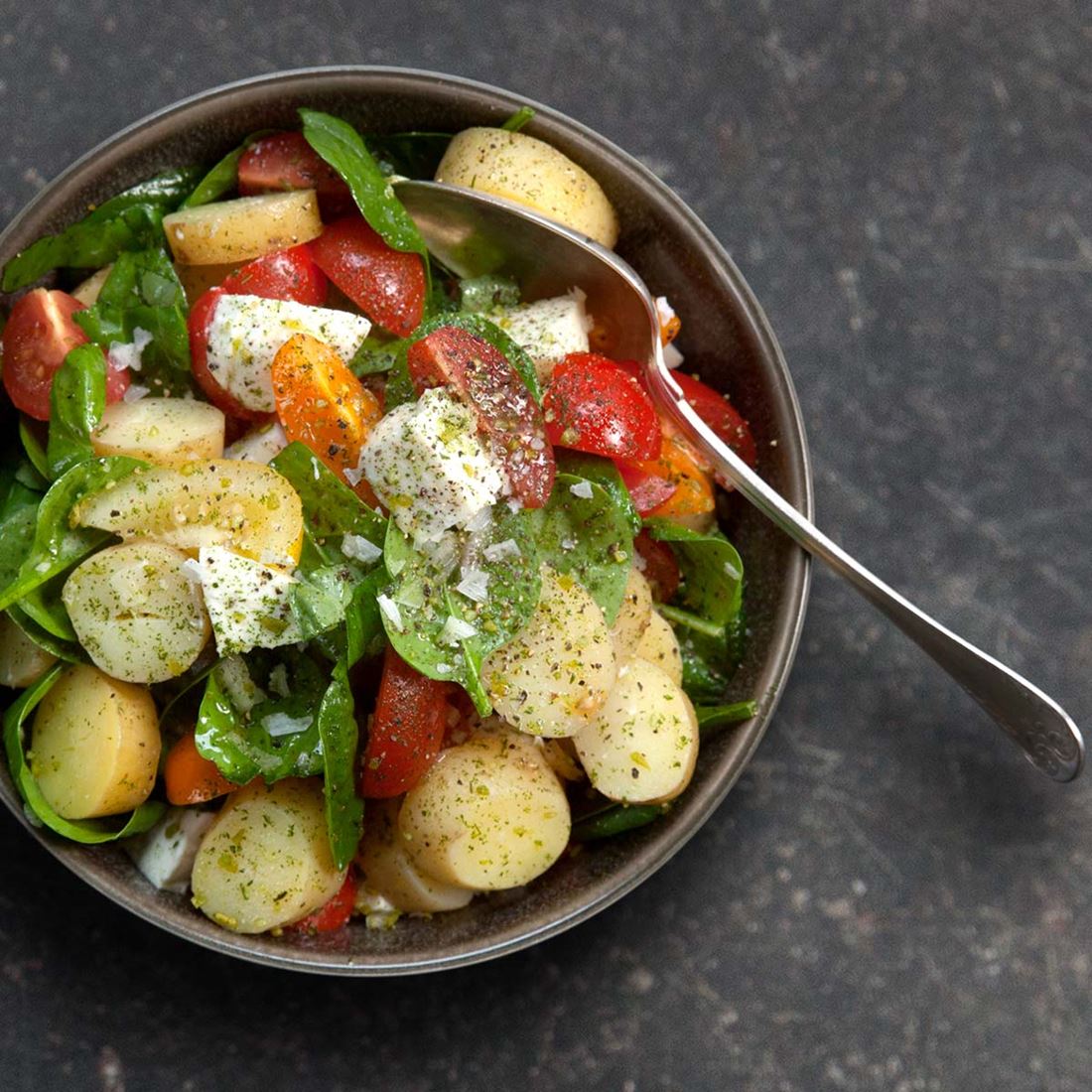 Potatissallad med mozzarella spenat & tomat | Sweet Baby Ray's